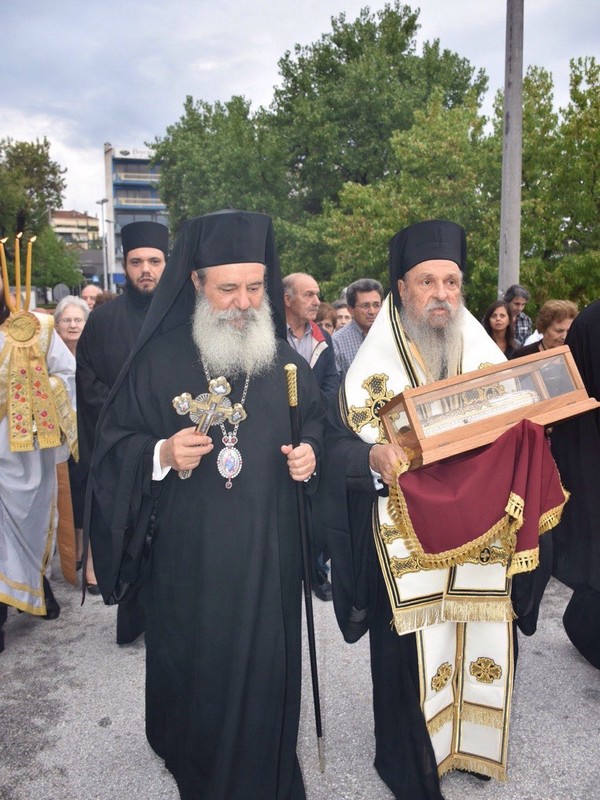 ΜΕ ΙΔΙΑΙΤΕΡΗ ΕΥΛΑΒΕΙΑ ΠΡΟΣΚΥΝΟΥΝ ΣΤΗΝ ΛΑΡΙΣΑ ΤΟ ΧΑΡΙΤΟΒΡΥΤΟ ΙΕΡΟ ...