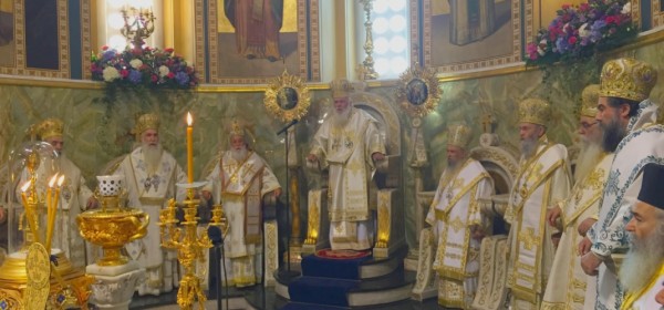 ΜΕ ΜΕΓΑΛΗ ΕΚΚΛΗΣΙΑΣΤΙΚΗ ΛΑΜΠΡΟΤΗΤΑ ΤΑ ΘΥΡΑΝΟΙΞΙΑ ΤΟΥ ΜΗΤΡΟΠΟΛΙΤΙΚΟΥ ...