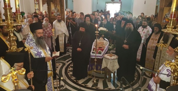 ΜΕ ΔΑΚΡΥΑ ΑΠΟΧΑΙΡΕΤΙΣΑΝ ΣΤΟΝ ΚΟΛΙΝΔΡΟ ΚΑΤΕΡΙΝΗΣ ΤΟΝ ΛΑΜΠΡΟ ΙΕΡΟΚΗΡΥΚΑ ...