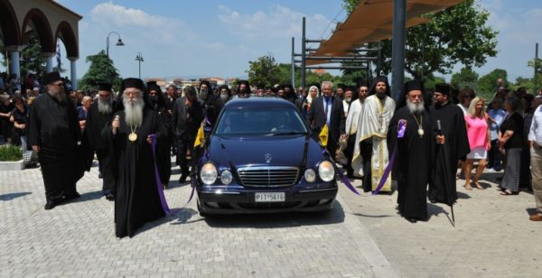 ΜΕ ΒΟΥΒΗ ΘΛΙΨΗ ΚΑΙ ΔΑΚΡΥΑ ΕΚΑΤΟΝΤΑΔΕΣ ΠΙΣΤΟΙ ΑΠΟΧΑΙΡΕΤΗΣΑΝ ΤΟΝ ...